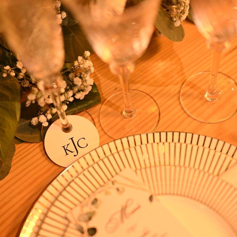 PLATO BASE BLANCO BORDE RAYADO 12″ – Eventos Del Cibao