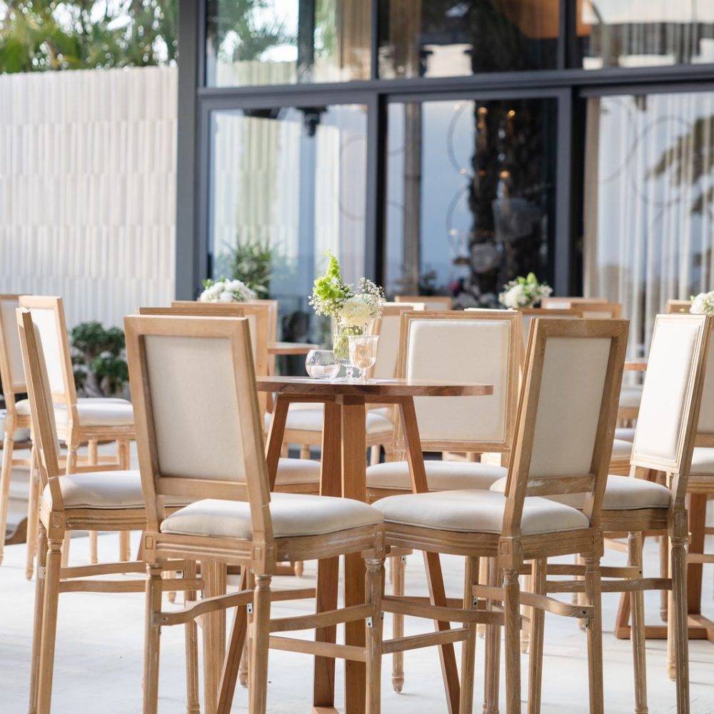 MESA DE BAR EN MADERA NATURAL MARIMAR 34X42″ – Eventos Del Cibao